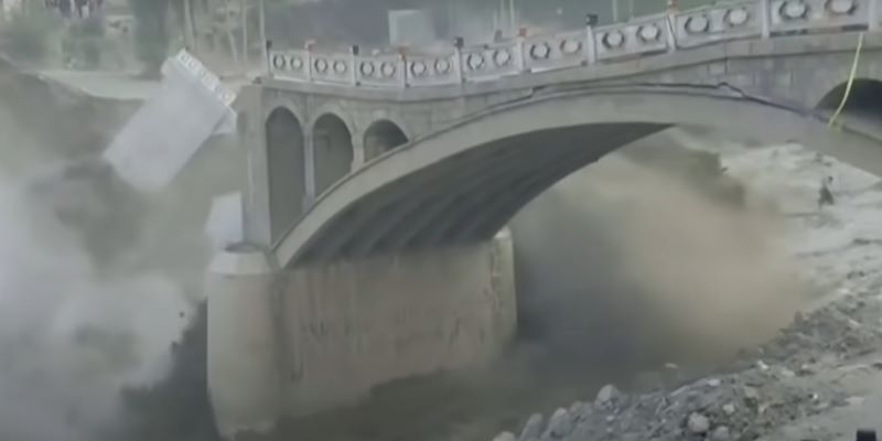 Ponte colapsa no Paquistão após inundações causadas pelo derreter de ...