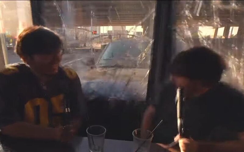 Podcast é Interrompido Por Carro Que Invadiu O Estúdio Raposa Pop